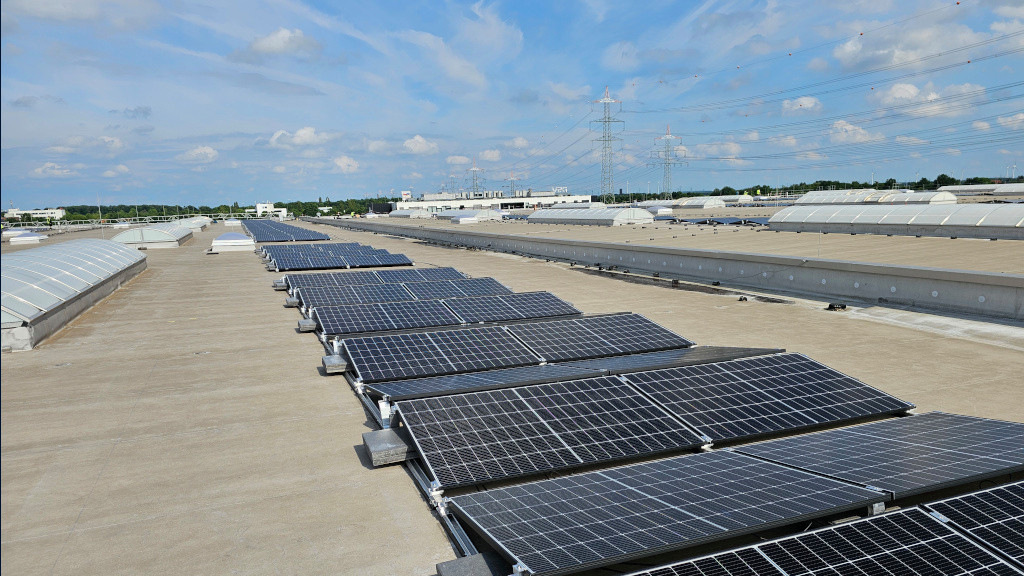 Enviria baut acht große Solaranlagen auf Dächern von Gewerbeimmobilien ...